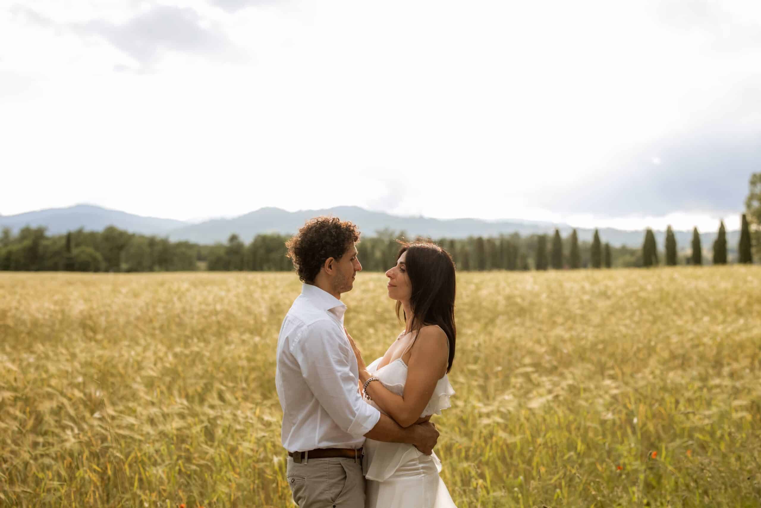 Idee per foto di coppia: pose per foto naturali e romantiche