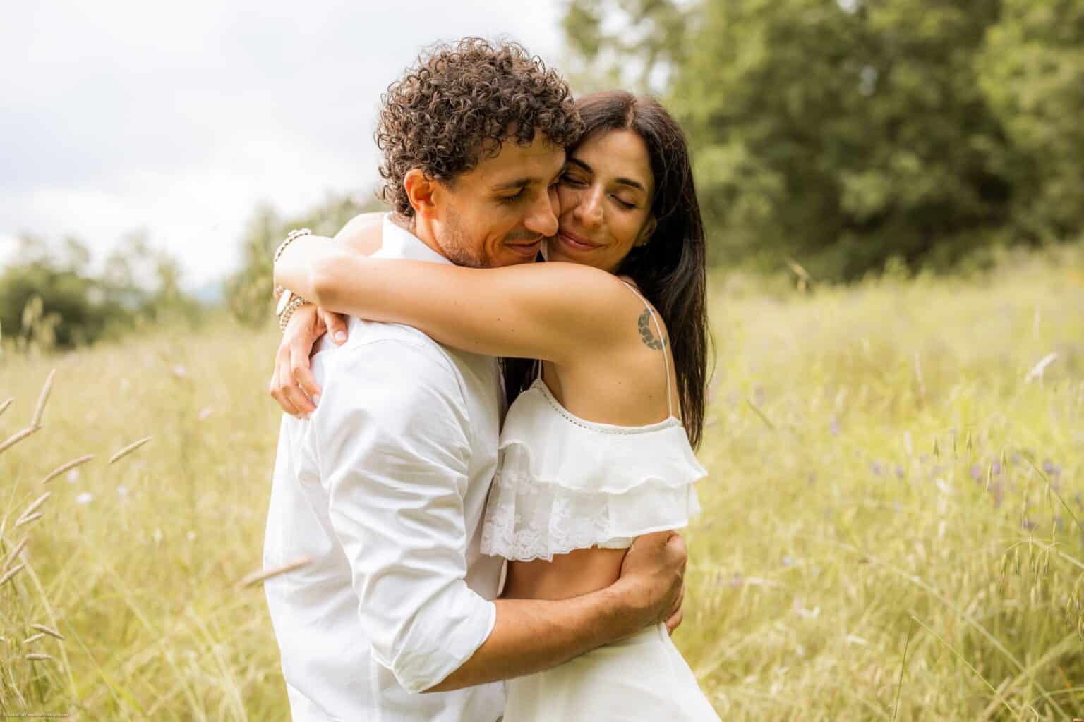 Idee per foto di coppia: pose per foto naturali e romantiche